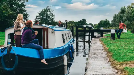 Sallins: ล่องเรือ Digby Lock Grand Canal - 2.5 ชั่วโมง | Trip.com
