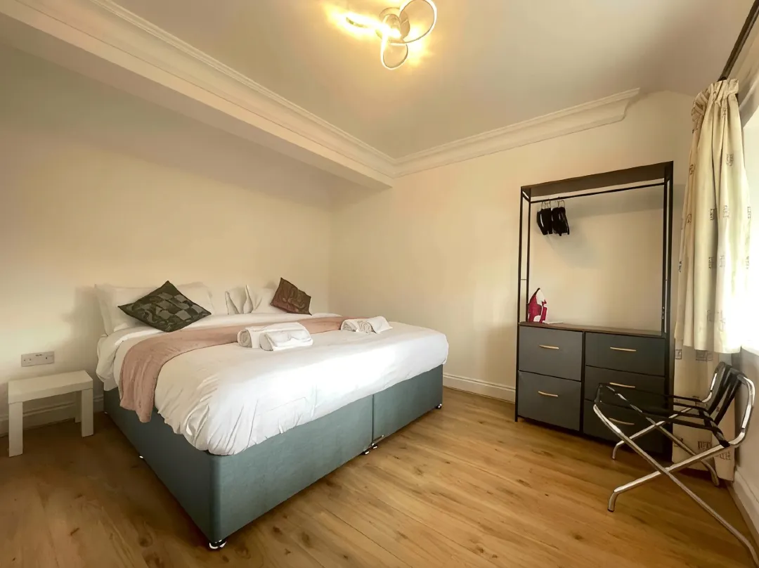 Spacious Stay • Van Parking • Split Beds • A1/m25 - Great Britain