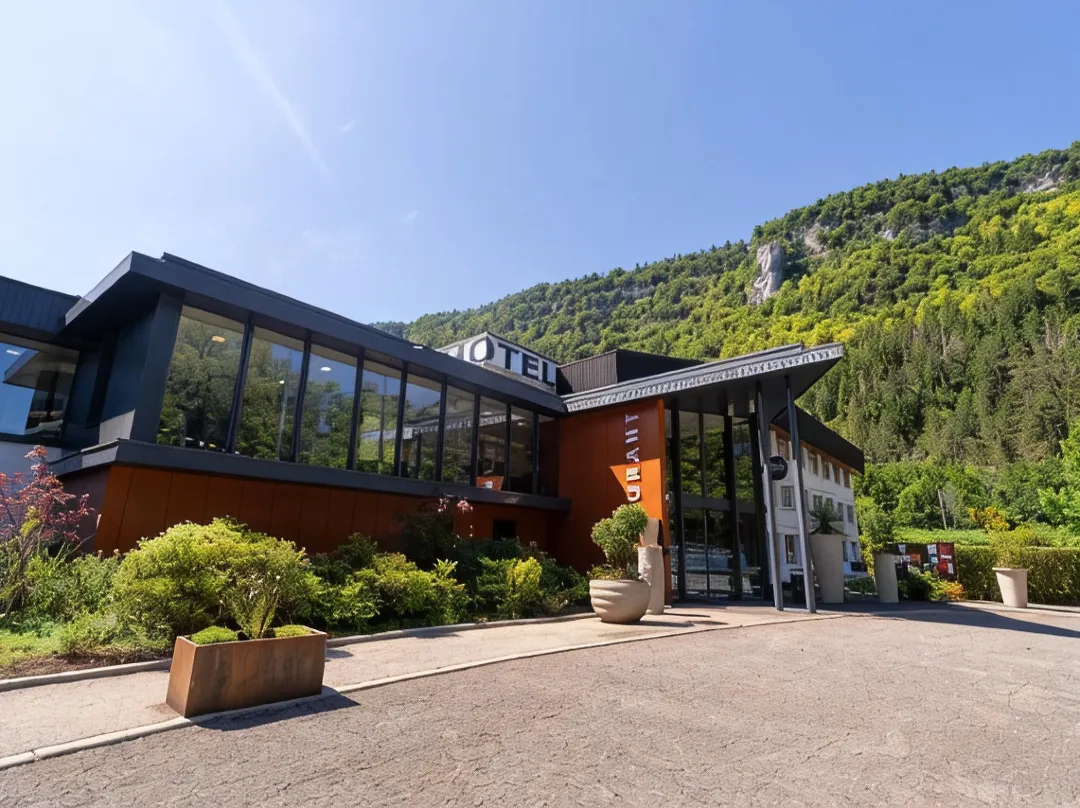 Logis Hotel L'embarcadère - Nantua