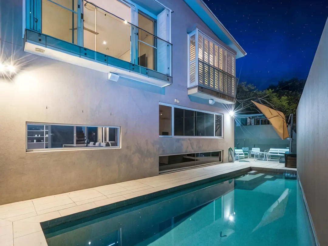 Large Home, Pool, Central, Walk To Beach 5 Min - Gold Coast