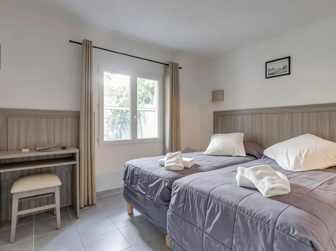 Hôtel Les Palmiers En Camargue - Arles