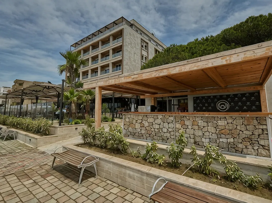 Eter Hotel - Golem