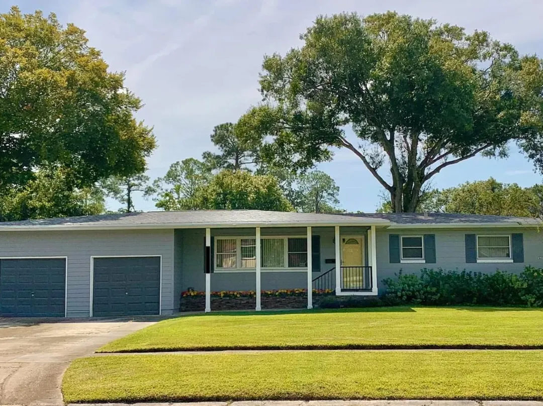 Spacious Patio And Ample Driveway - Charming Central Haven - Jacksonville, FL