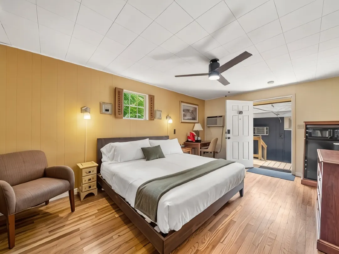 Cedarwood Inn - Hendersonville, NC