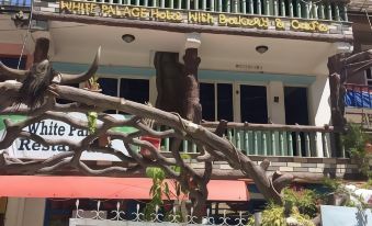 白宮酒店 - 2024 Syapru Besi酒店訂房優惠及住客評價｜Trip.com