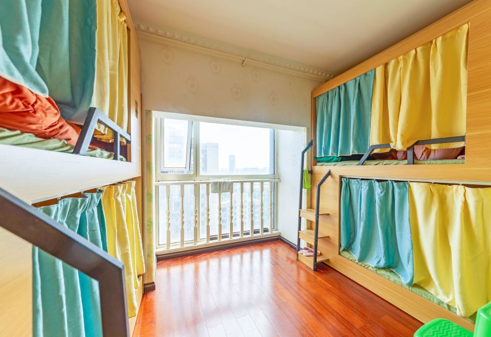 Candy House Youth Hostel(糖果小屋青年旅舍（西安南稍门中贸广场店）), Xi'an: precios y ...
