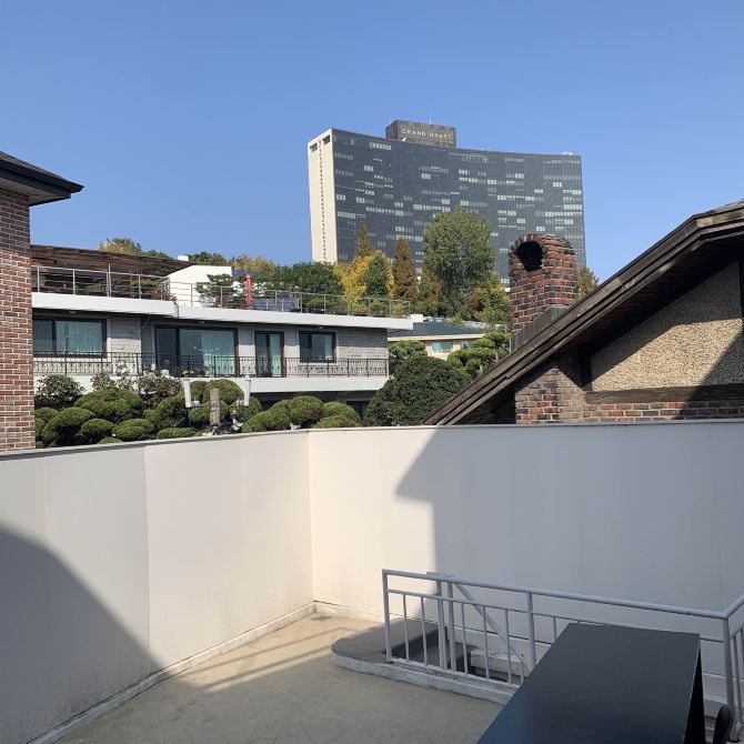 풀장과 테라스가 있는 콘하스 카페 트립닷컴 서울 트래블로그