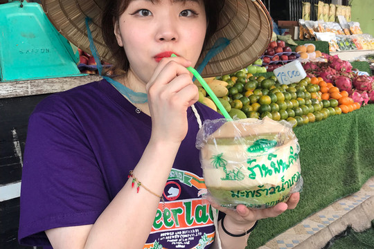 라오스에서 즐기는 신선한 코코넛주스 🥥 | 트립닷컴 라오스