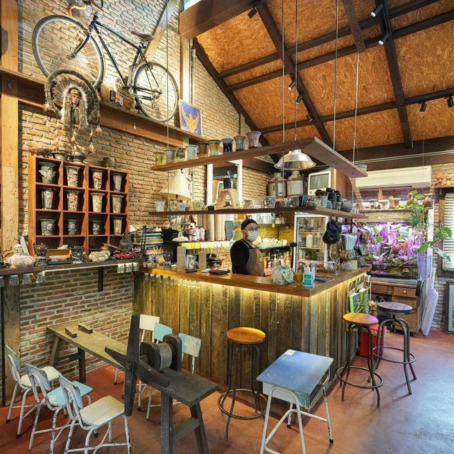 รีวิว The Kiln Cafe 🏡☕️🍕🌲 #หนองแขม | Trip.com เขตหนองแขม