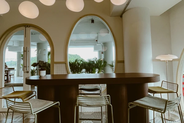 คาเฟ่บนท่าเรือวิสิษฐ์ “Moonstone Cafe” | Trip.com ภูเก็ต