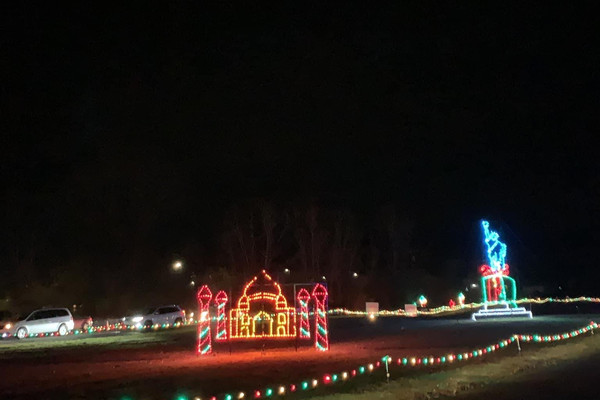 Pine Knob Christmas Decorations- Detroit | Trip.com Detroit