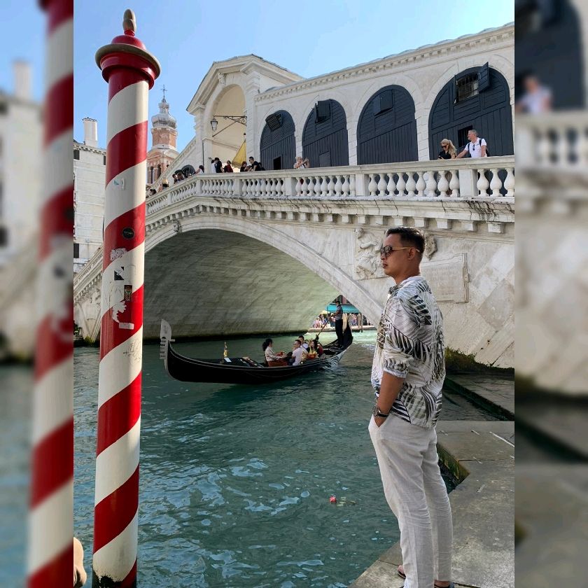 Inside Rialto Bridge
