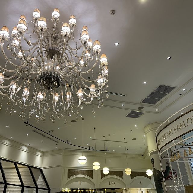 방콕의 엠쿼티어에서 영국식 애프터눈 티를 마시십시오. Harrods | 트립닷컴 방콕