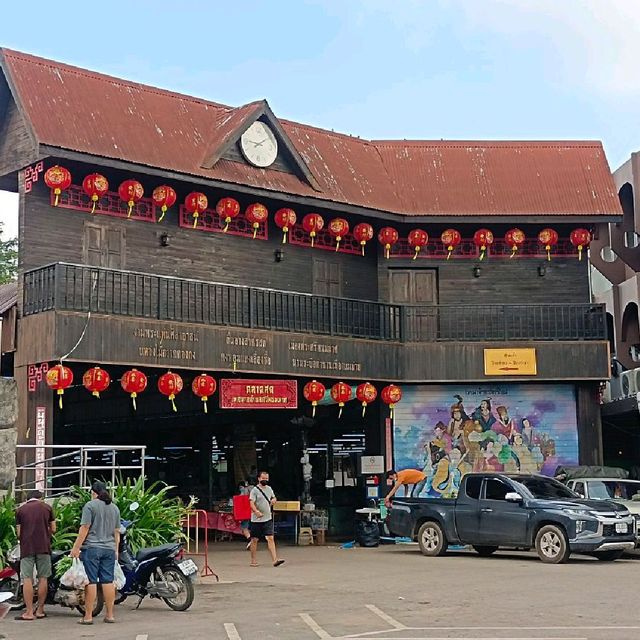 อนุสาวรีย์พระศรีพนมมาศ แห่งเมืองลับแล | Trip.com