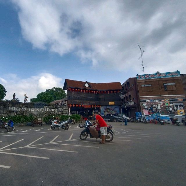 อนุสาวรีย์พระศรีพนมมาศ แห่งเมืองลับแล | Trip.com