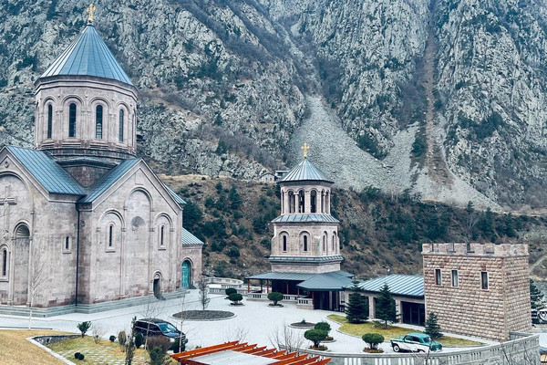 Dariali Monastery Complex โบสถ์สวยใกล้รัสเซีย | Trip.com Stepantsminda