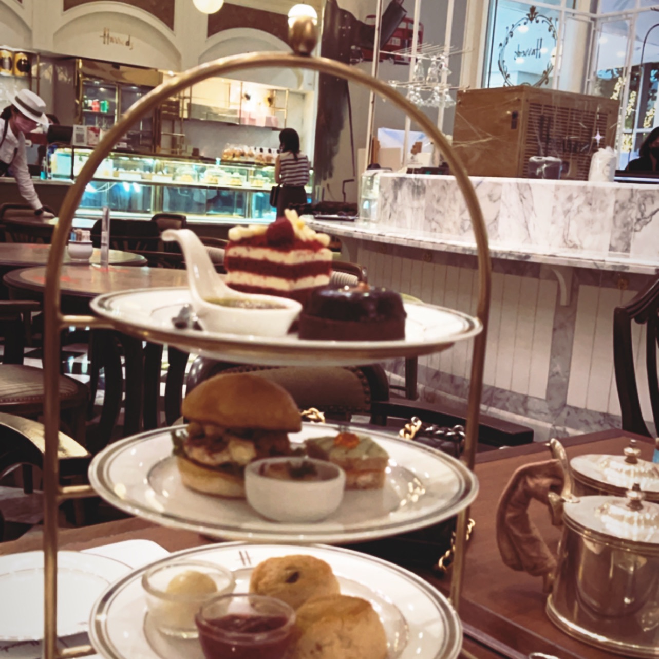在曼谷貴婦百貨EmQuartier喝英式下午茶Harrods | 트립닷컴 방콕 트래블로그