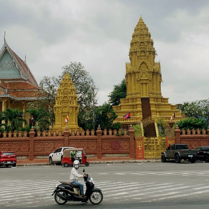 Wat Ounalom in Phnom Penh, Cambodia | Trip.com Phnom Penh Travelogues