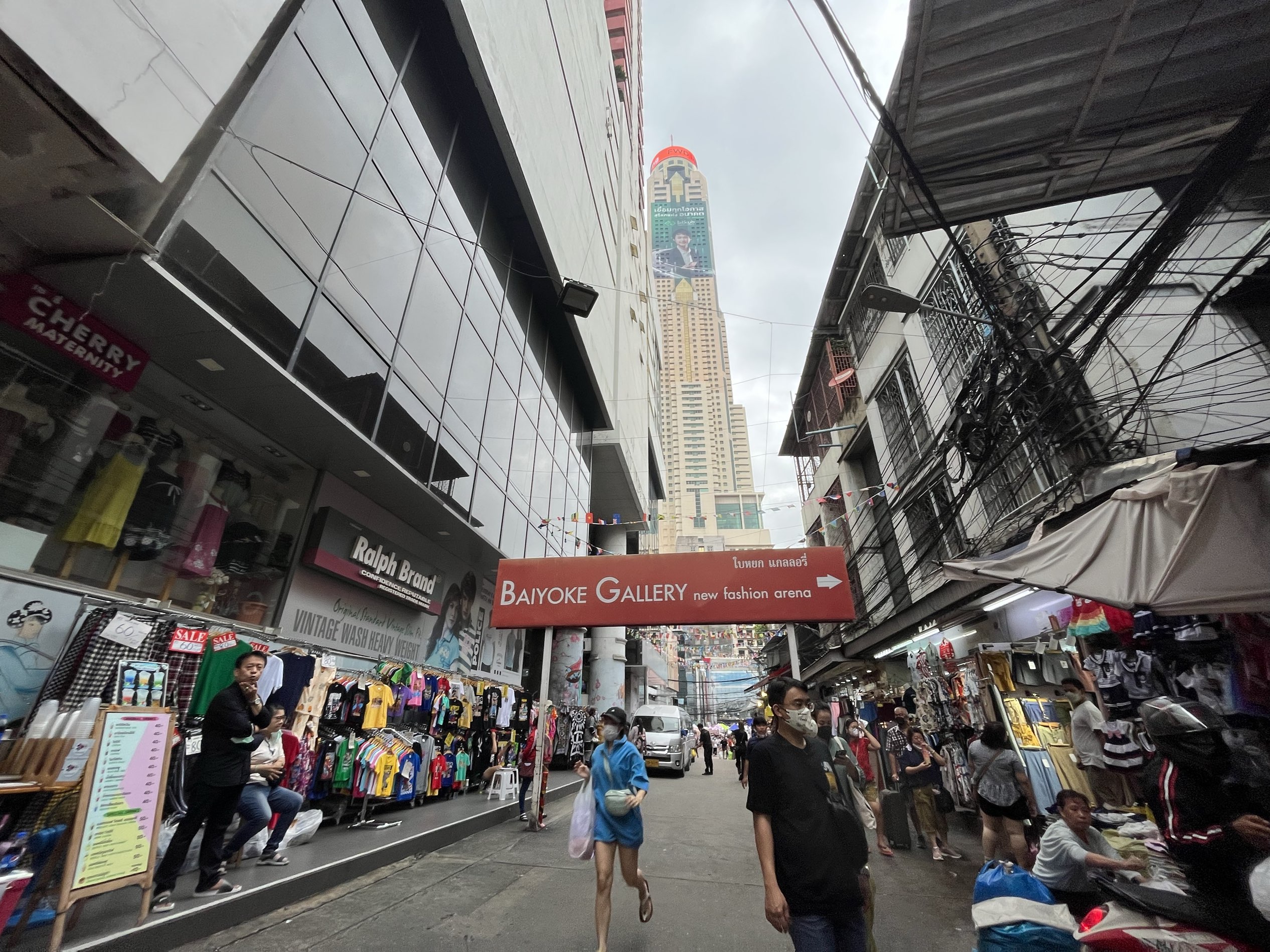 Pratunam Market Travel Guide 2024 - Things to Do, What To Eat & Tips ...