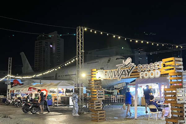 Night market with a plane @ Pattaya | Trip.com Pattaya