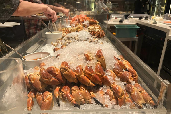 High class buffet dinner at Marriot | Trip.com ฮ่องกง