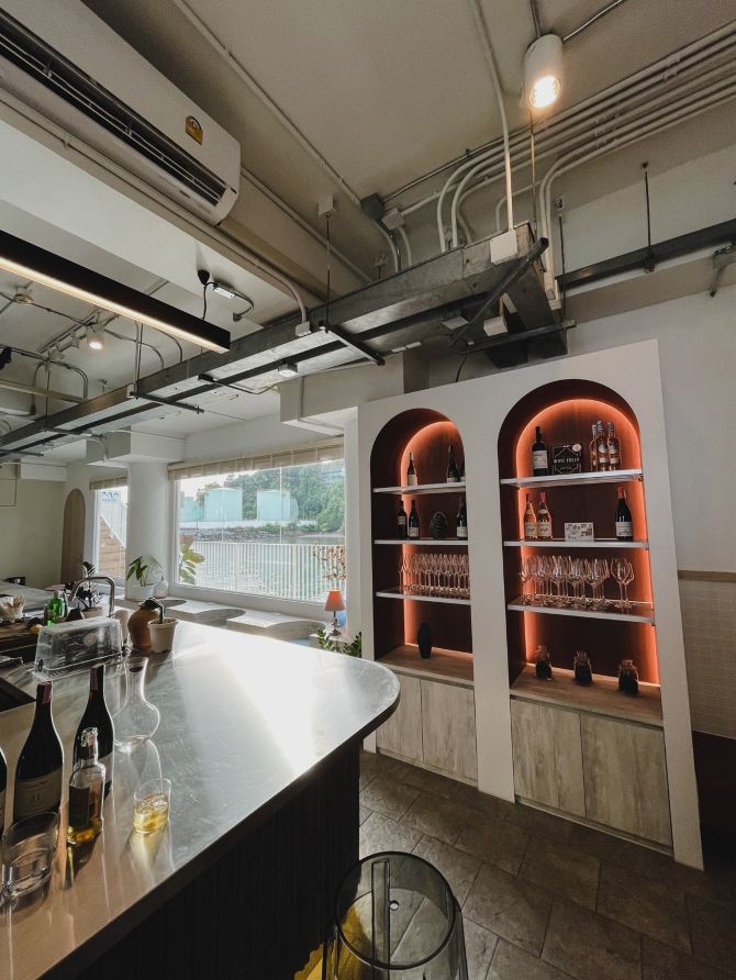 คาเฟ่บนท่าเรือวิสิษฐ์ “Moonstone Cafe” | Trip.com ภูเก็ต