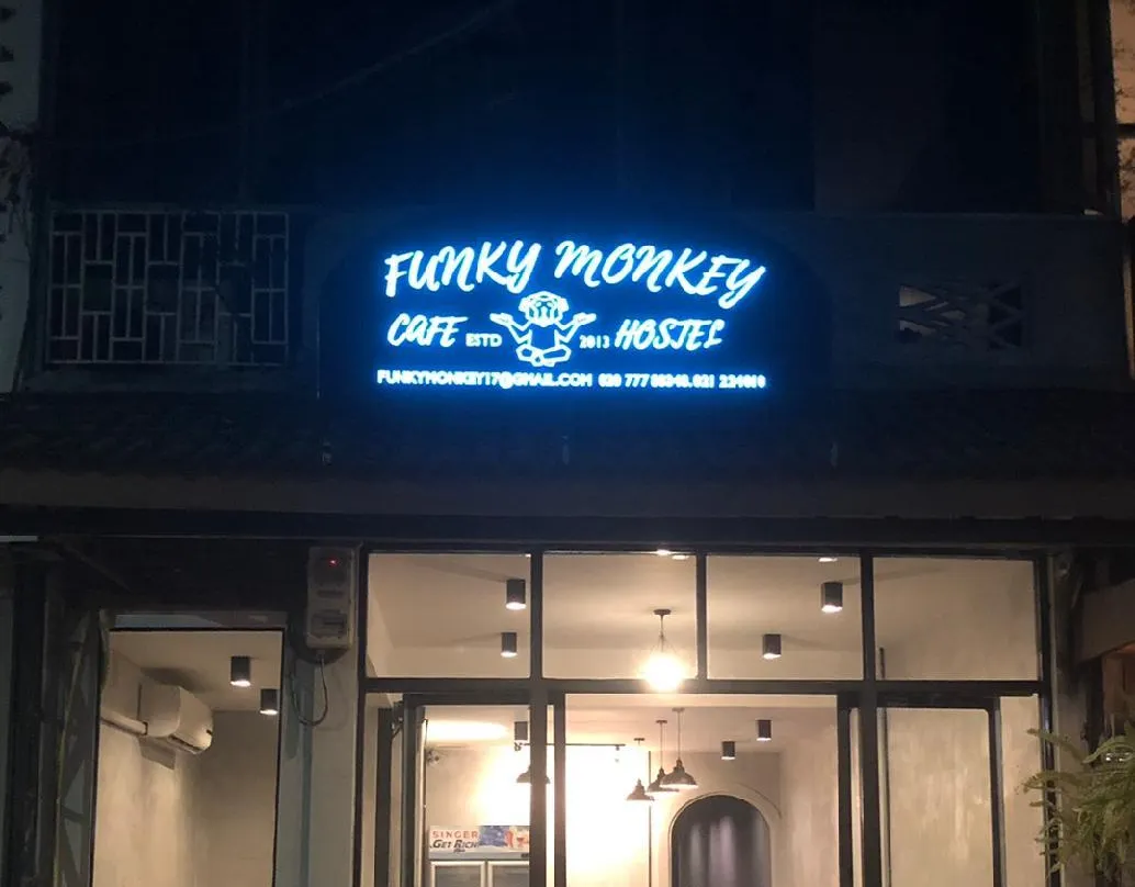 Funky Monkey Cafe & Hostel - Vientiane