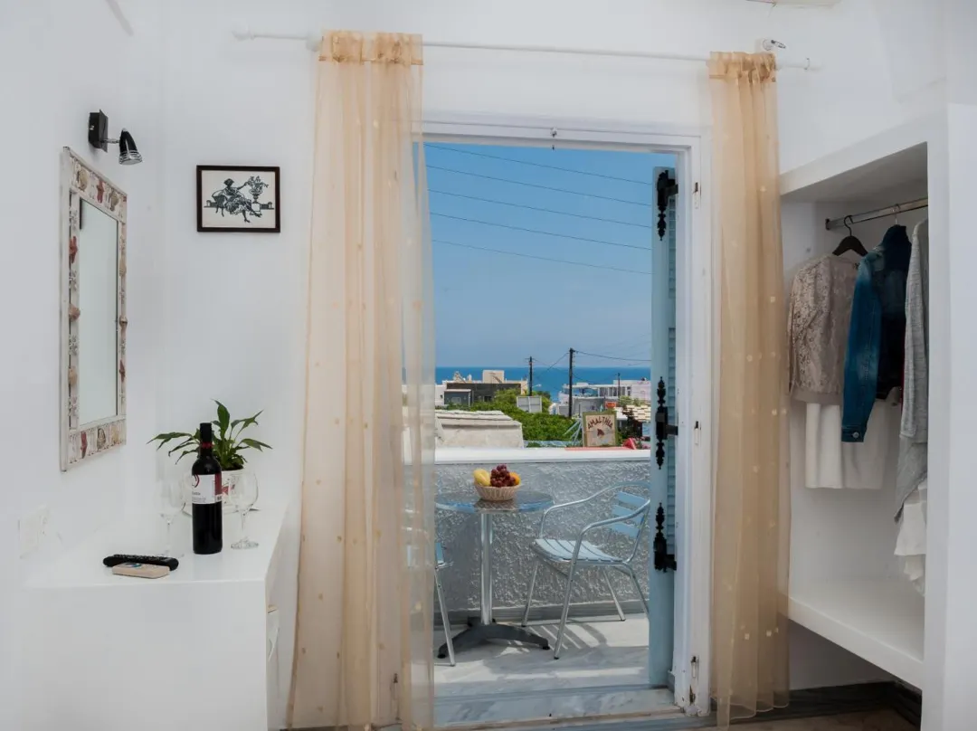 Join Us Low Cost Rooms - Santorin