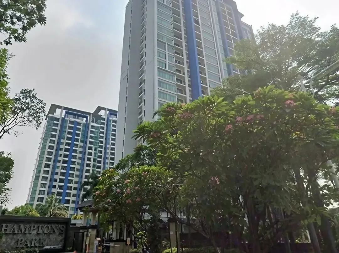 Hampton’s Park Pondok Indah With Spacious Living Room - Jakarta