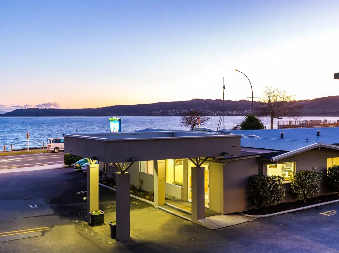 Twin Peaks Lakeside Inn - New Zealand