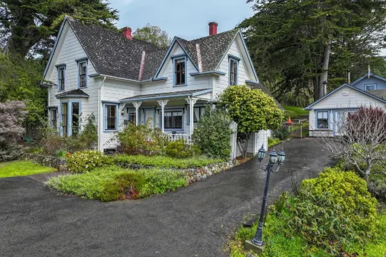 Dennen's Victorian Farmhouse - Mendocino, CA