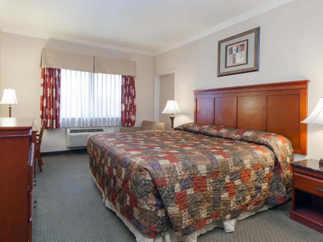 Howard Johnson By Wyndham Bakersfield - Bakersfield, CA