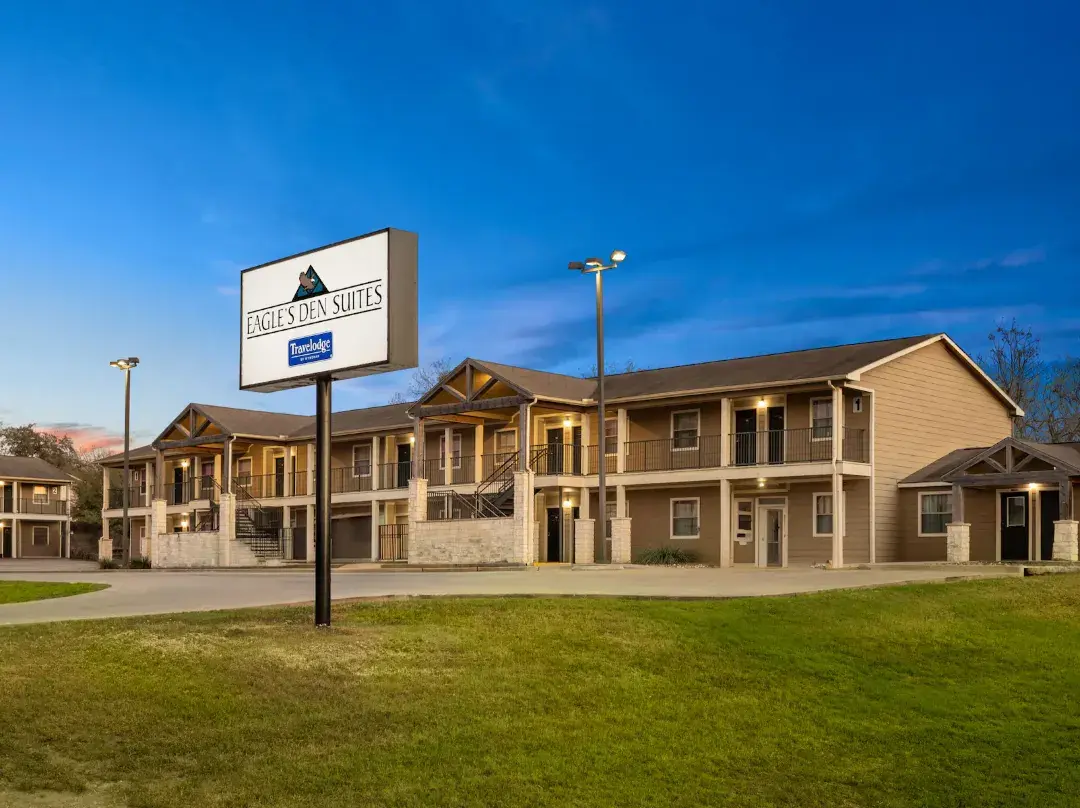 Eagle's Den Three Rivers Texas A Travelodge By Wyndham - 쓰리 리버스