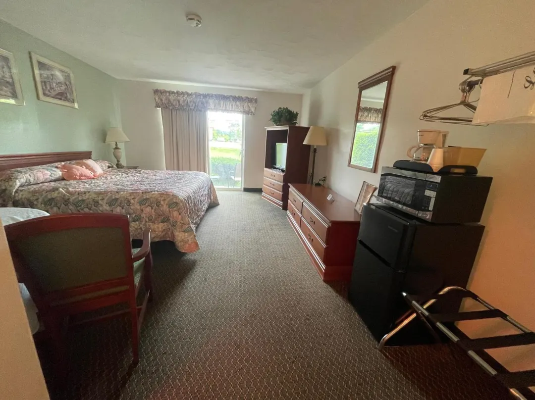 Colonial Brick Inn & Suites - Binghamton, NY