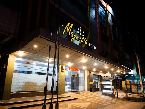 Majestiq Hotel By Tripletree - West Sumatra