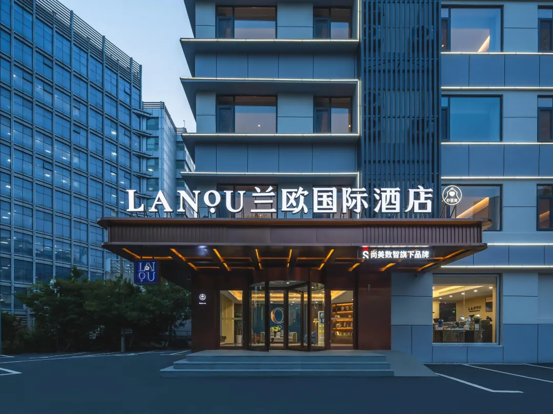 Qingdao May Fourth Square Vientiane City Lanou International Hotel - 