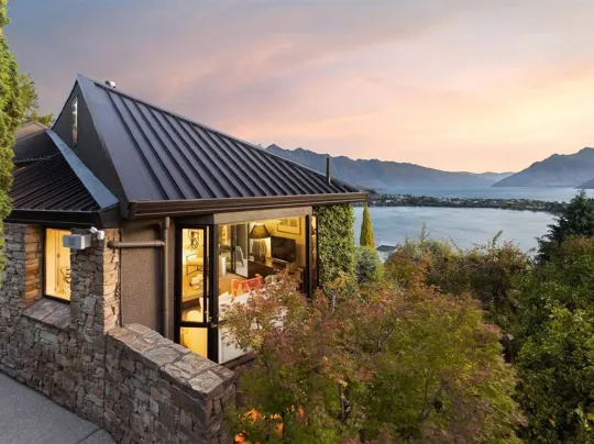 Qt Paradise: Panoramic Views & Elegant Comfort - Queenstown, New Zealand