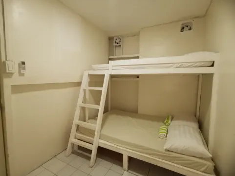 Resort’s Side Hostel Near Shangrila - Lapu-Lapu City