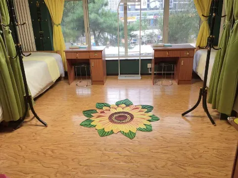 Yilufanhua Themed Youth Hostel - Beijing