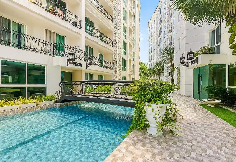 Olympia apartment in downtown Pattaya, ring community swimming pool ...