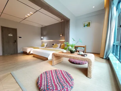 Pig Pig • Shiguang Inn - Kunming