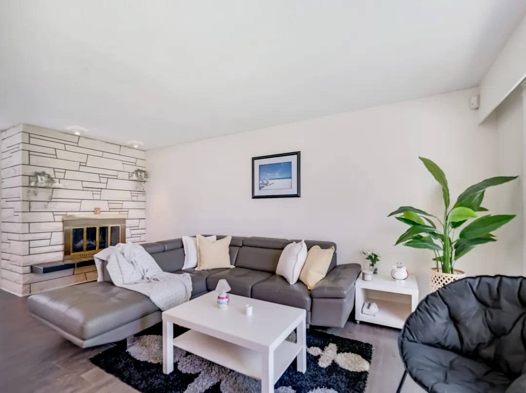 Generous 3br Home 2 Full Baths&free Parking&near Metrotown - Burnaby