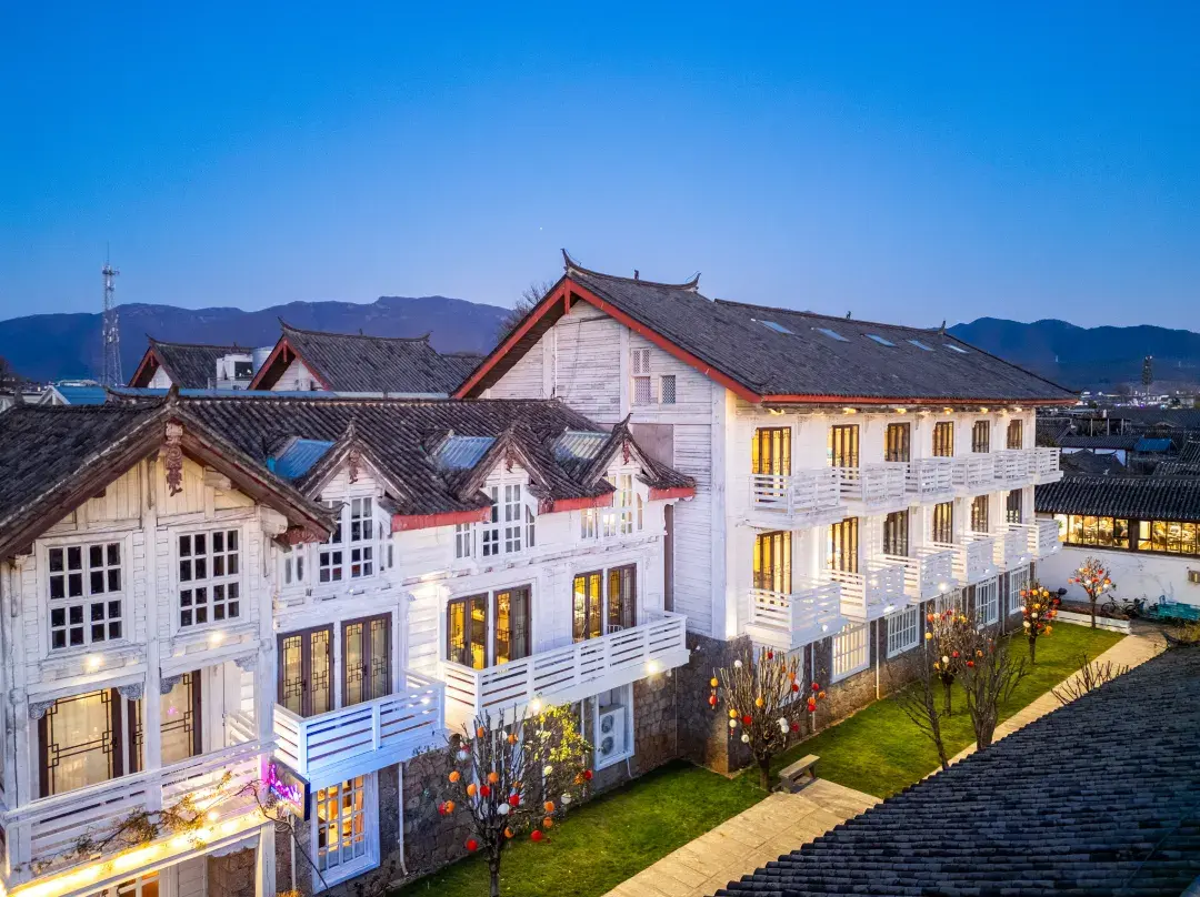 Xinyibao Hong Kong Fengli Luxury Hotel - Lijiang