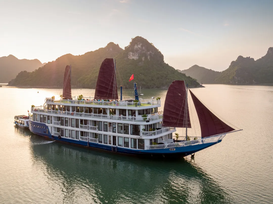 Verdure Lotus Luxury Cruise - Quảng Yên