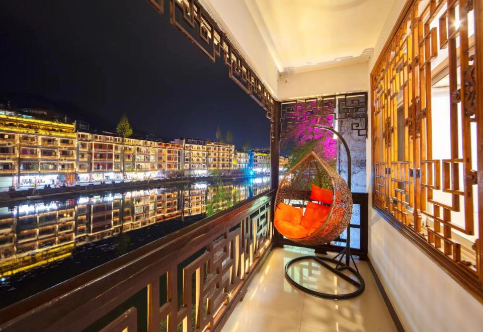 Phoenix Yue Slow River View Inn(悦锐江景客栈), Fenghuang: Latest Price ...
