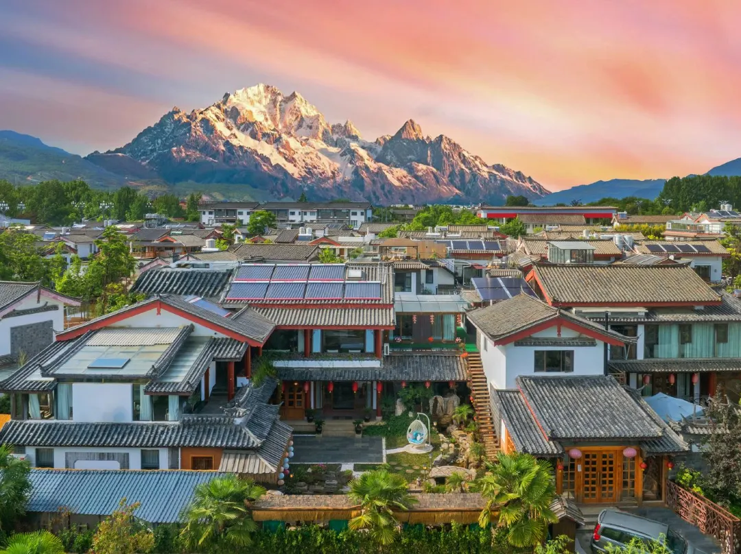 Meiqi Leju Jade Dragon Snow Mountain Scenic Resort Courtyard - Lijiang