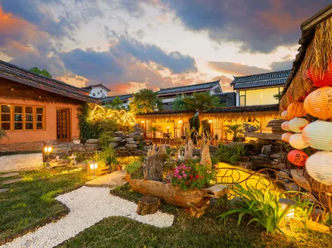 Meiqi Leju Jade Dragon Snow Mountain Scenic Resort Courtyard - Lijiang