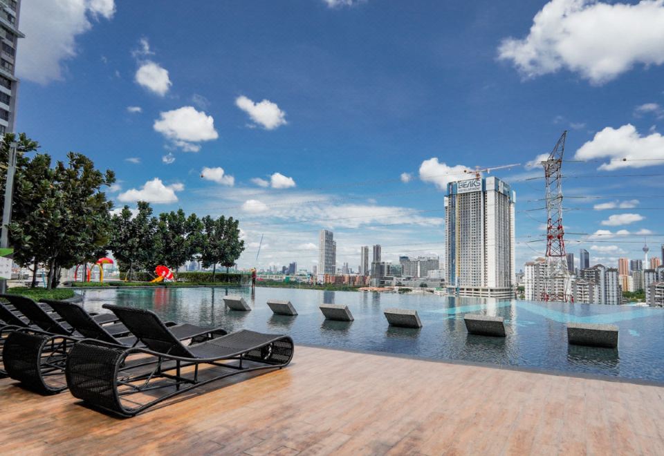KL Modern Family Suites • 3–4BR • Walk to MRT/Mall • Infinity Pool ...