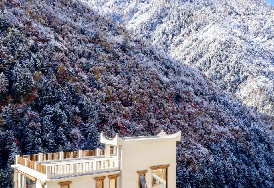 Xunguang Yuegui · Snow Mountain Secret Boutique Stay (Mount Siguniang ...