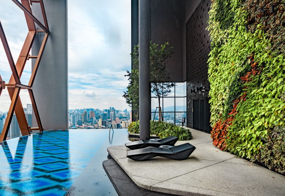 Scarletz Luxury KLCC • Rooftop Pool • Walk to Petronas Twin Towers ...